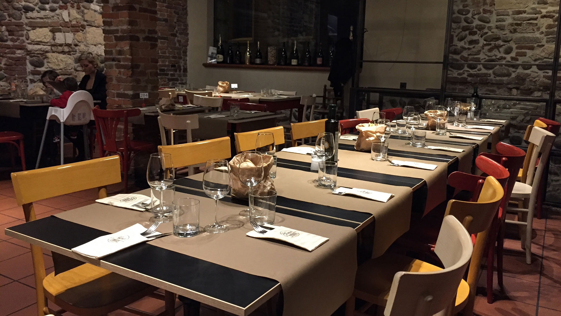 Enoteca con selezione di Vini esclusivi. Annessa gastronomia